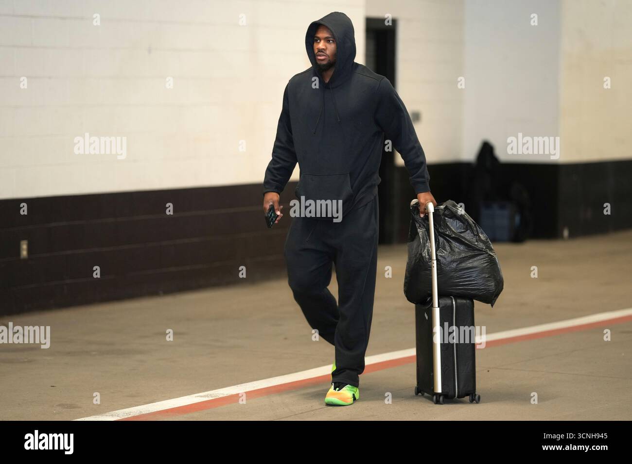 Green Bay Packers linebacker Micah Parsons (1) arrives before an NFL ...