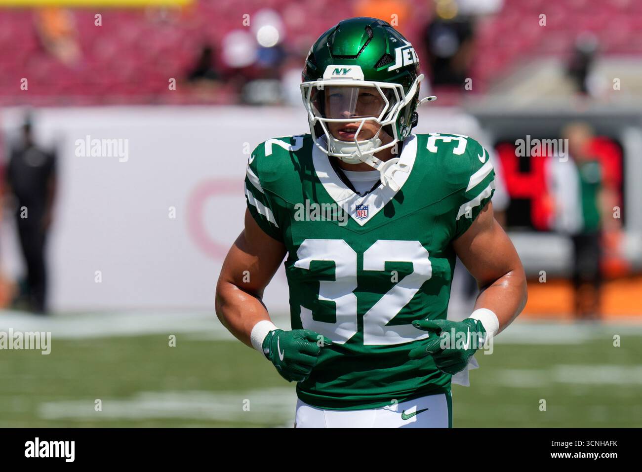 New York Jets running back Isaiah Davis (32) warms up before an NFL ...