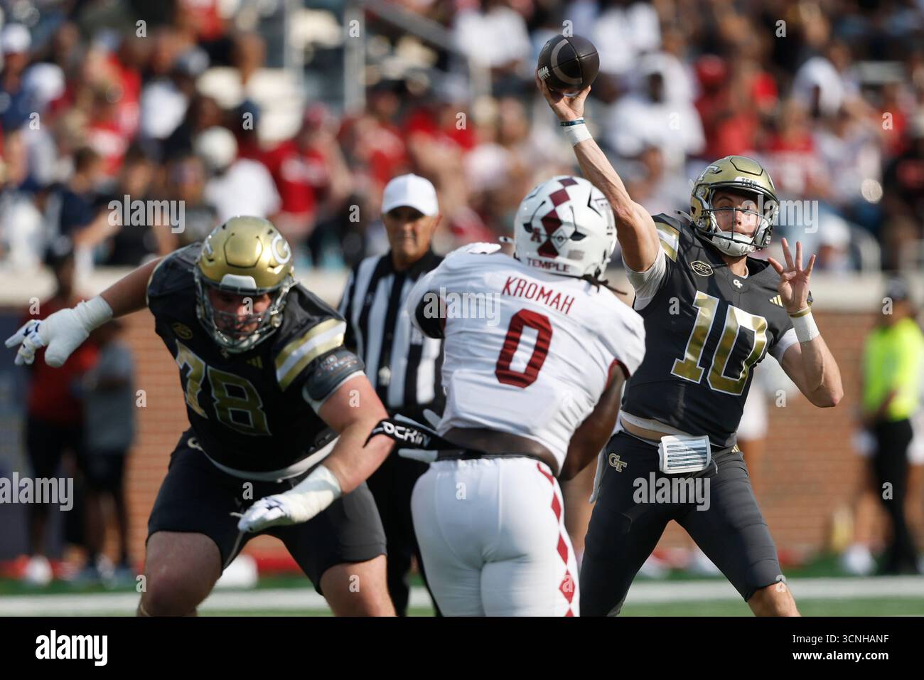 Georgia Tech quarterback Haynes King (10) throws a pass during the ...