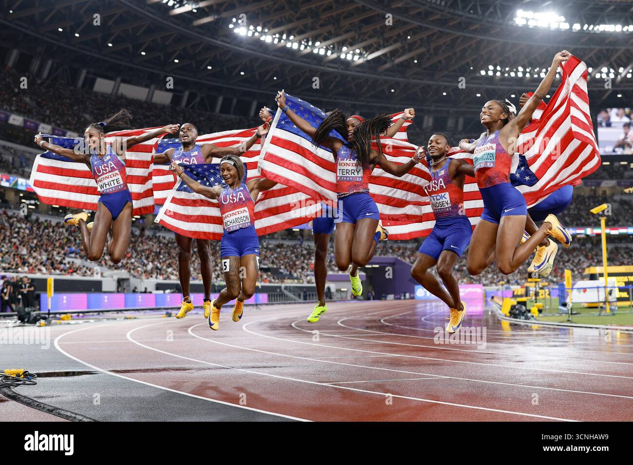 Members of the United States men's and women's 4x100-meter relay teams ...