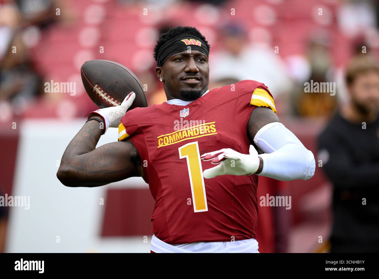 Washington Commanders wide receiver Deebo Samuel (1) warms up before an ...