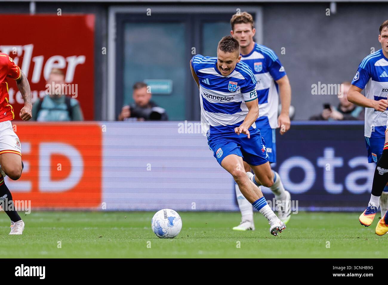 Zwolle - Ryan Thomas of PEC Zwolle runs with the ball during the sixth ...