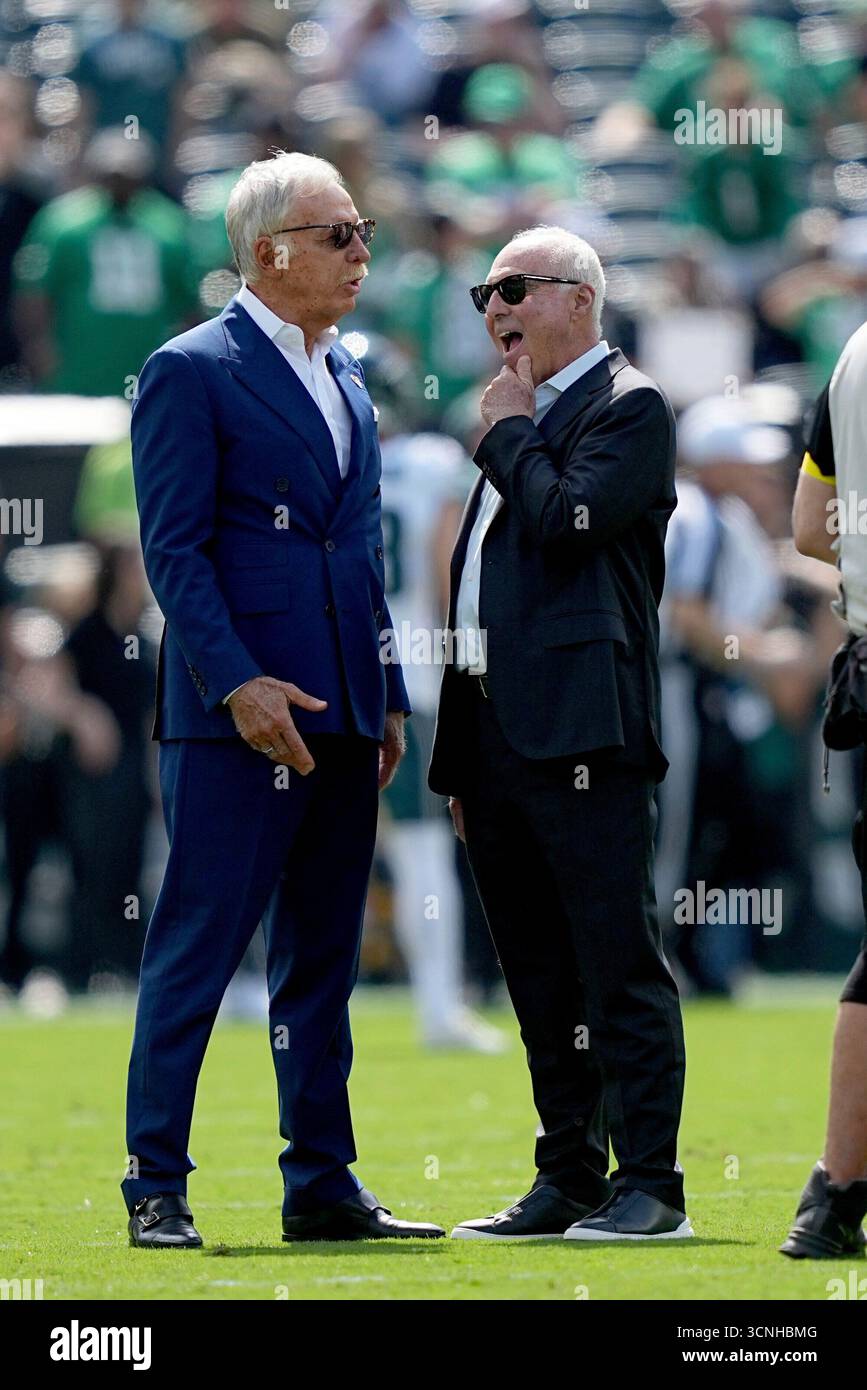 Los Angeles Rams owner Stan Kroenke, left, talks with Philadelphia ...