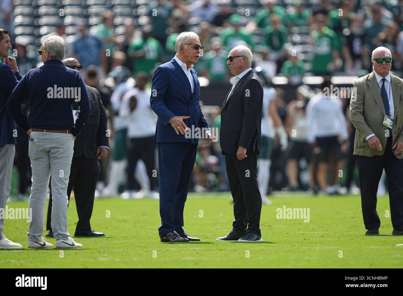 Los Angeles Rams owner Stan Kroenke, left, talks with Philadelphia ...