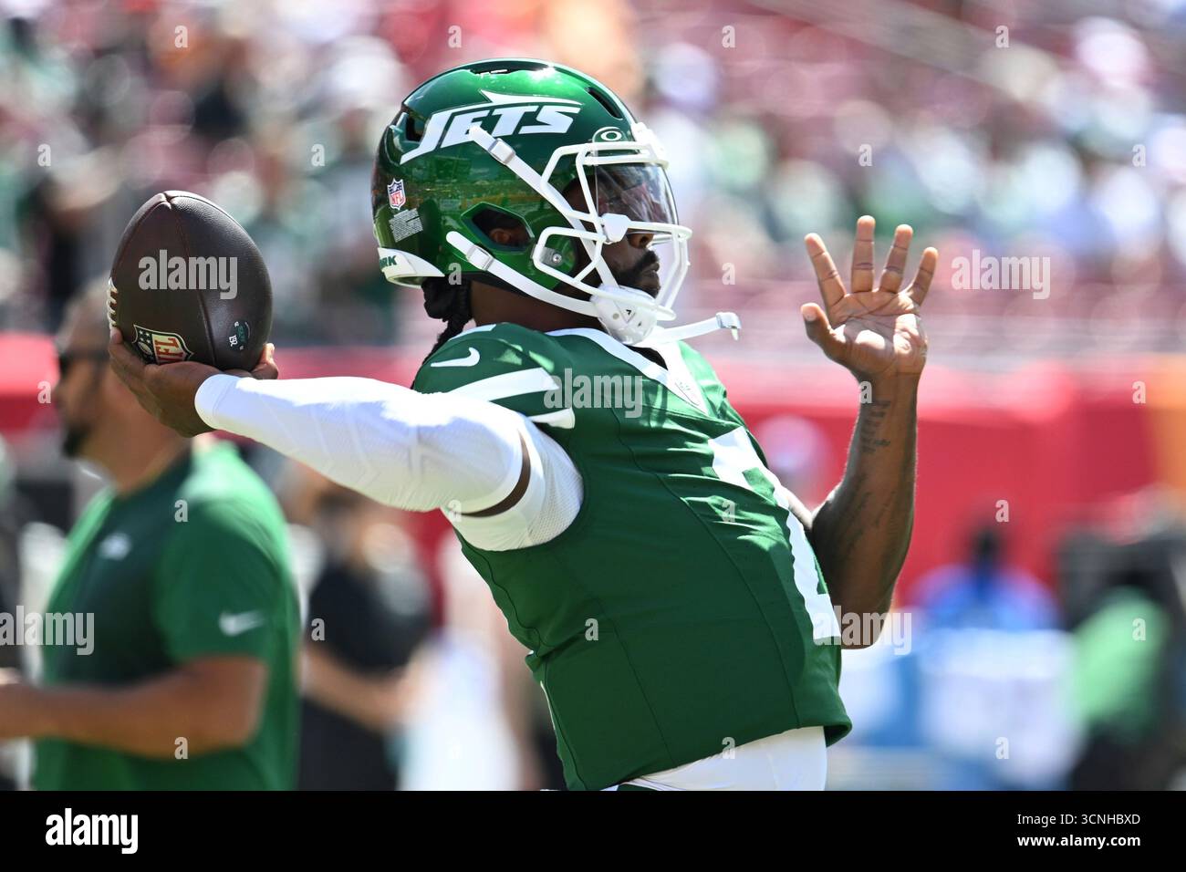 New York Jets quarterback Tyrod Taylor (2) warms up before an NFL ...