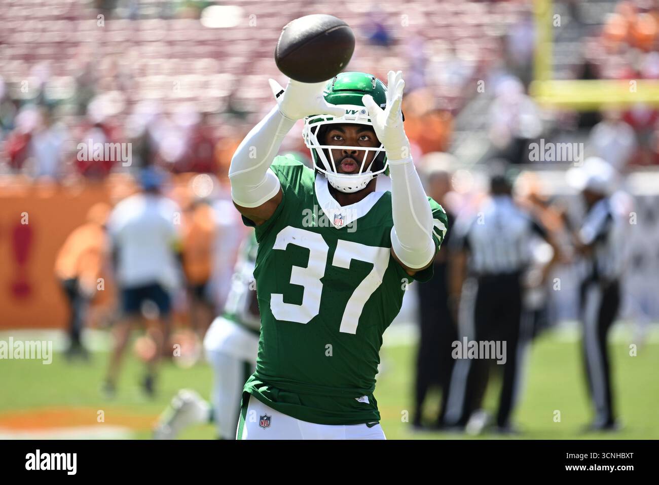 New York Jets cornerback Qwan'Tez Stiggers (37) warms up before an NFL ...