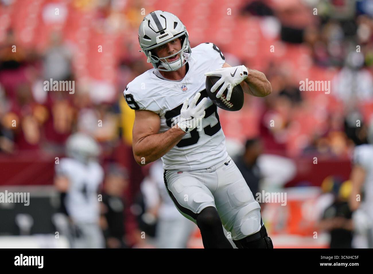 Las Vegas Raiders tight end Brock Bowers (89) warms up before an NFL ...