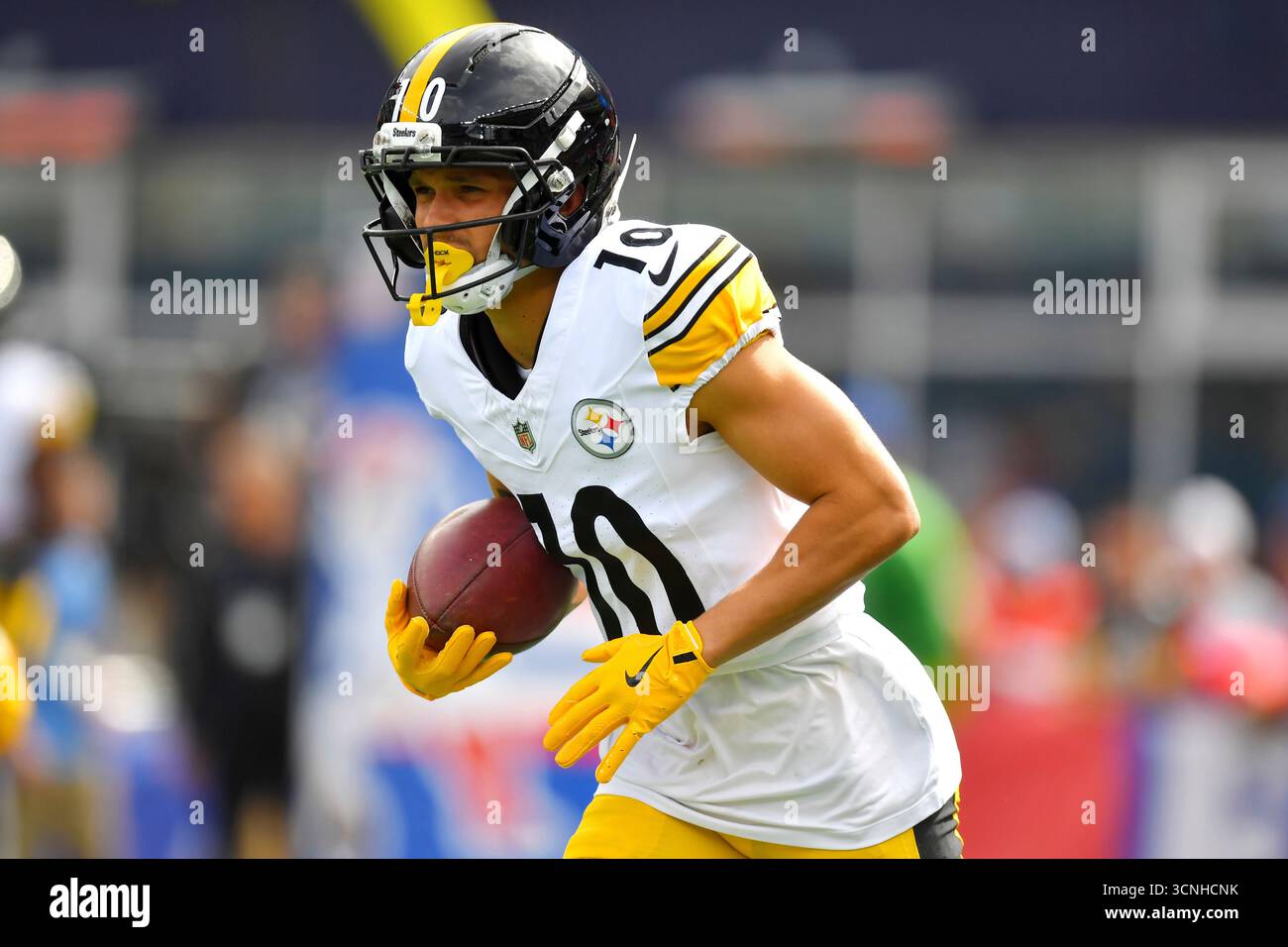 Pittsburgh Steelers wide receiver Roman Wilson (10) warms up before an ...