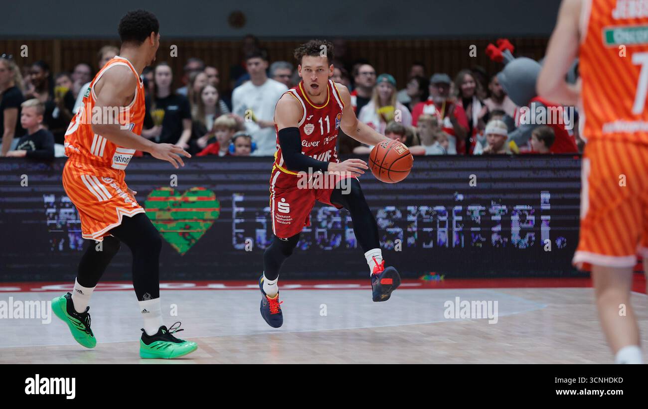 Im Bild: v.li. Mark Smith (ratiopharm Ulm, 13) gegen Brae Ivey ...