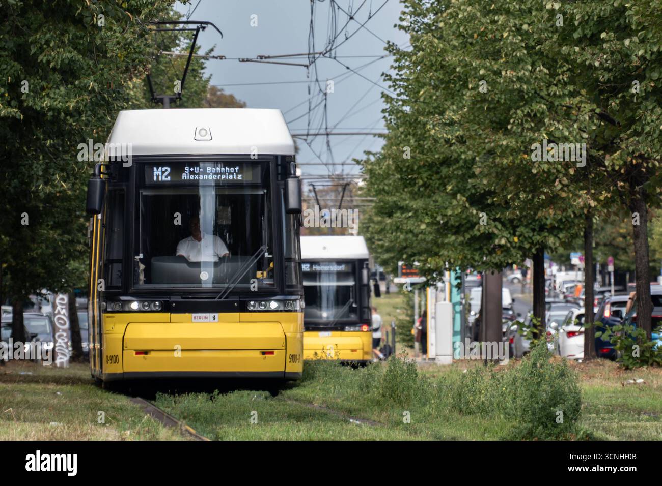 Trams der Linie M2 auf der Prenzlauer Allee in Berlin am 21. September ...