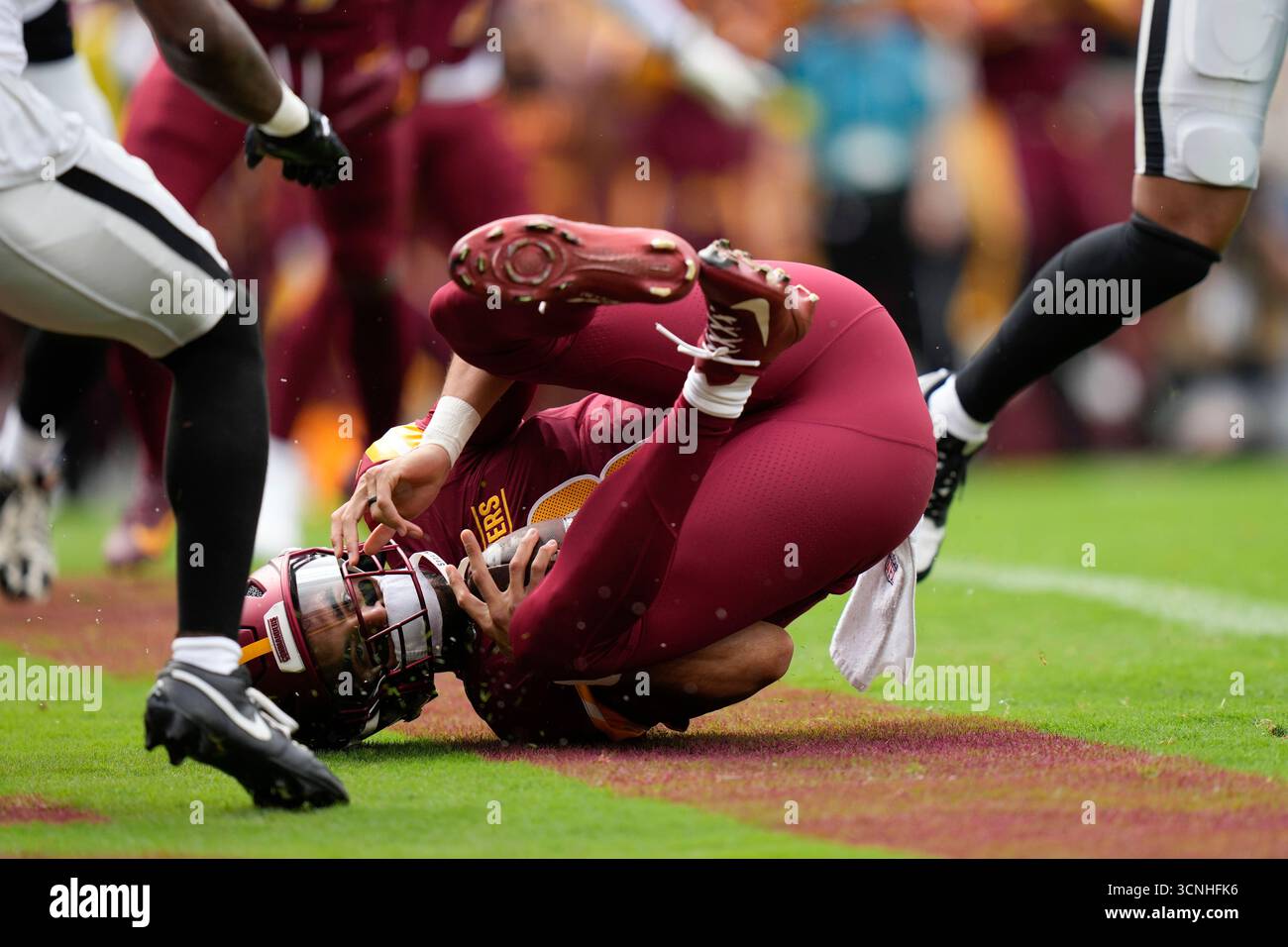Washington Commanders quarterback Marcus Mariota (8) scores a touchdown ...