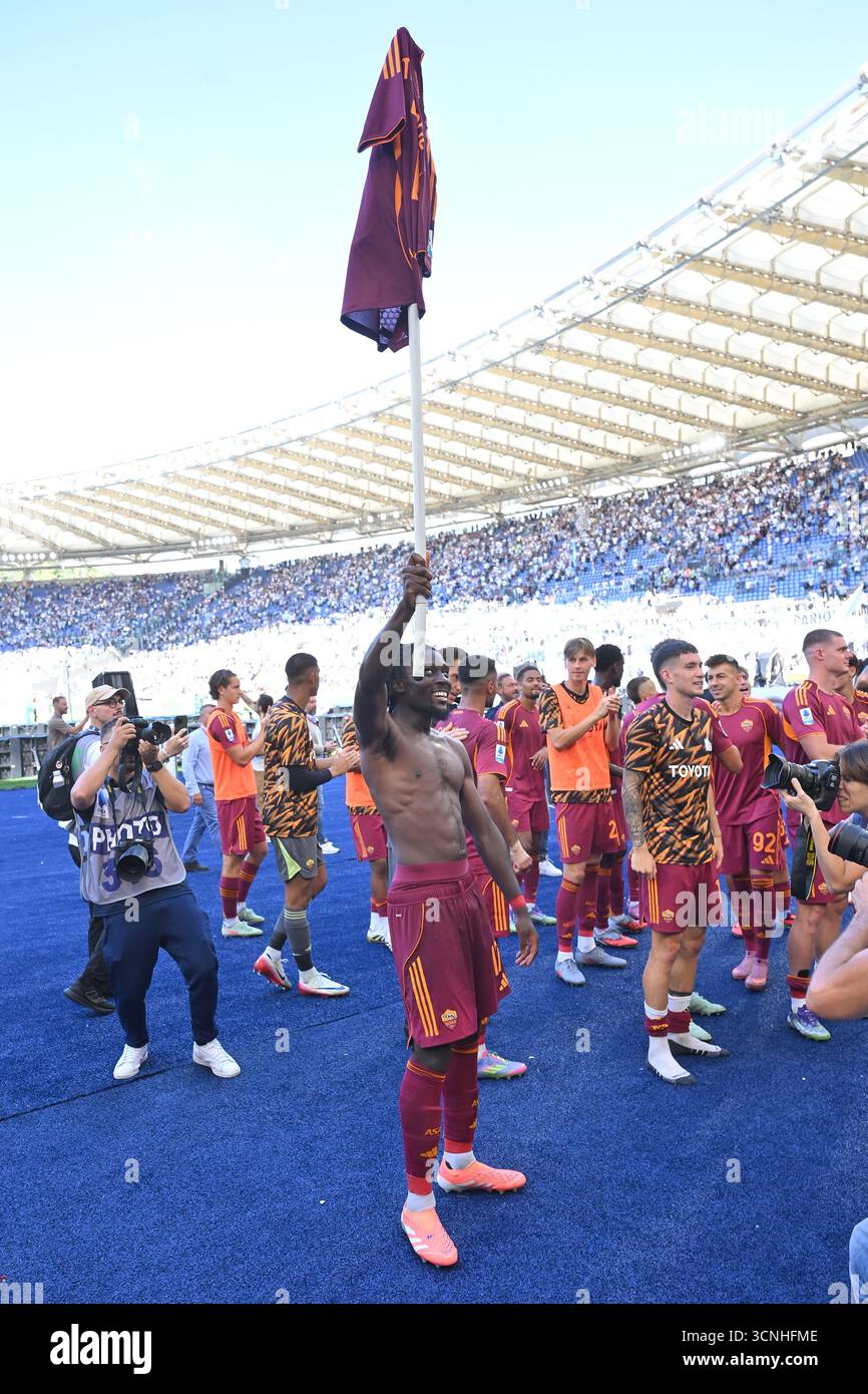 Manu Kone of AS Roma celebrating the victory at the end of the match ...