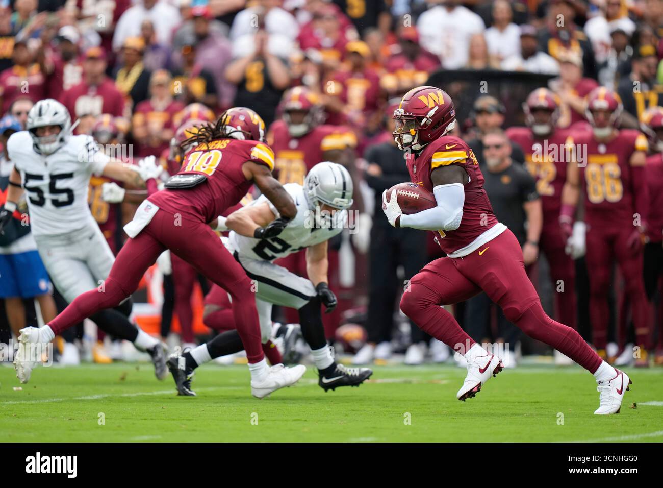 Washington Commanders wide receiver Deebo Samuel (1) runs with the ball ...