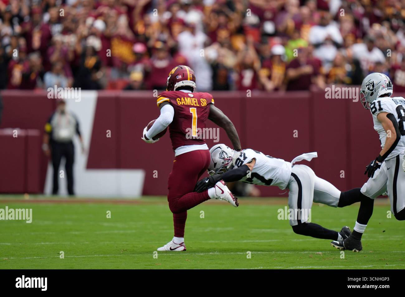 Washington Commanders wide receiver Deebo Samuel (1) runs with the ball ...