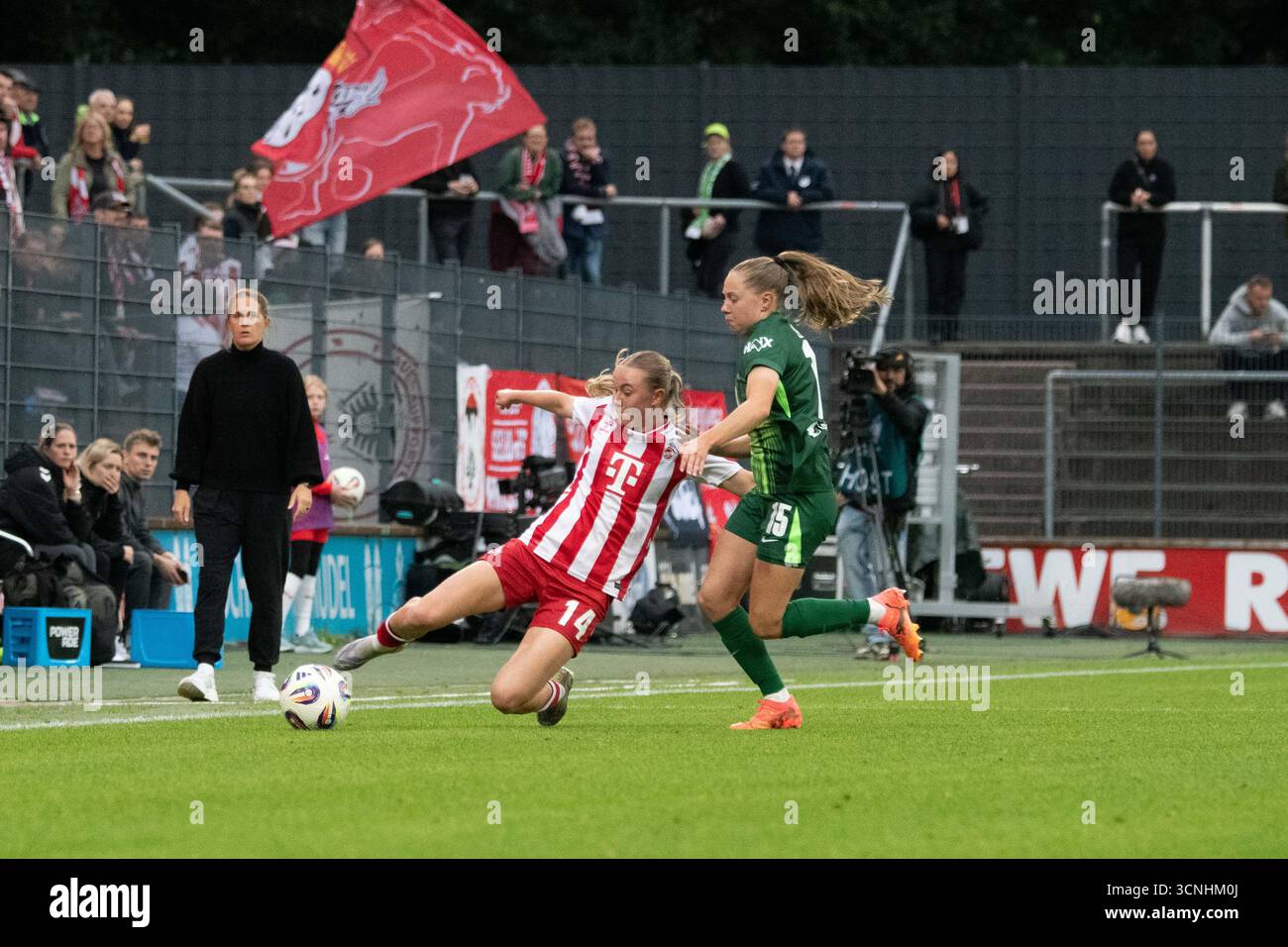 Carlotta Imping (14 1. FC Köln) and Janou Levels (15 VfL Wolfsburg) during the Google Pixel ...