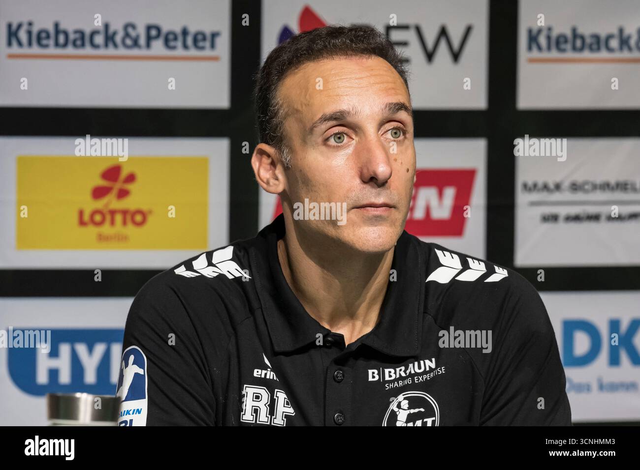 im Bild v.l.: Roberto Garcia Parrondo(MT Melsungen, Trainer), redet ...