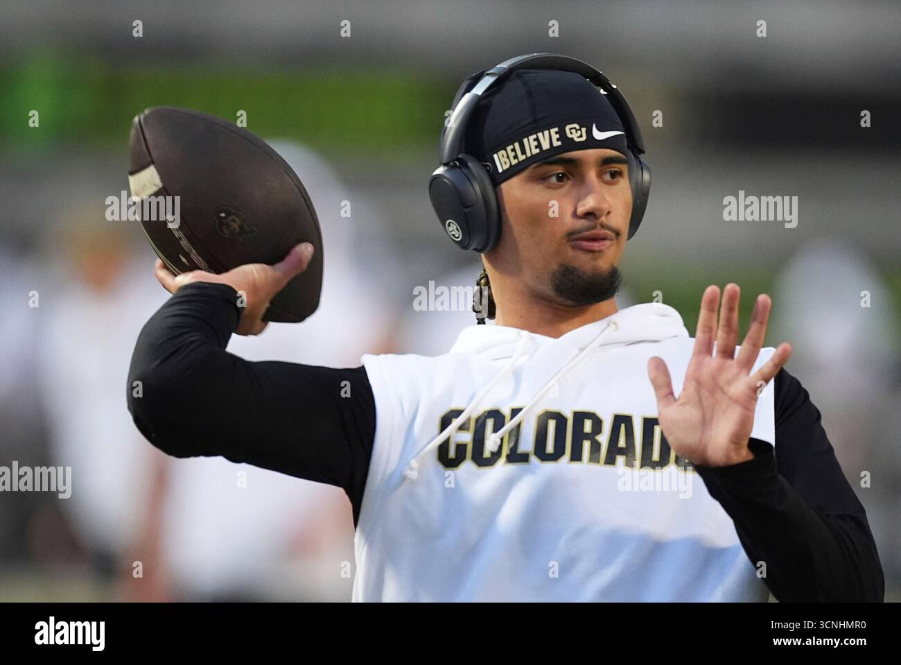 Colorado quarterback Julian Lewis (10) warms up before an NCAA college ...