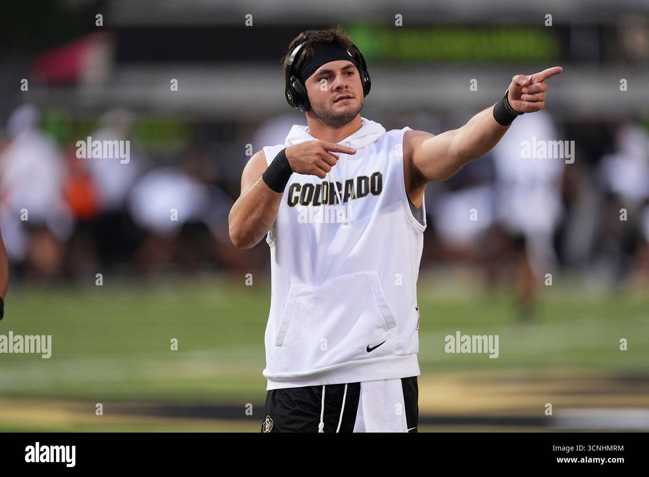 Colorado quarterback Ryan Staub (16) warms up before an NCAA college ...
