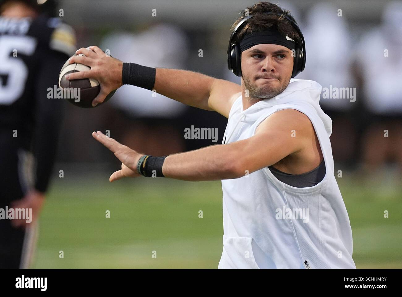 Colorado quarterback Ryan Staub (16) warms up before an NCAA college ...