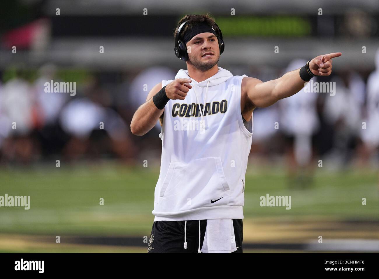Colorado quarterback Ryan Staub (16) warms up before an NCAA college ...