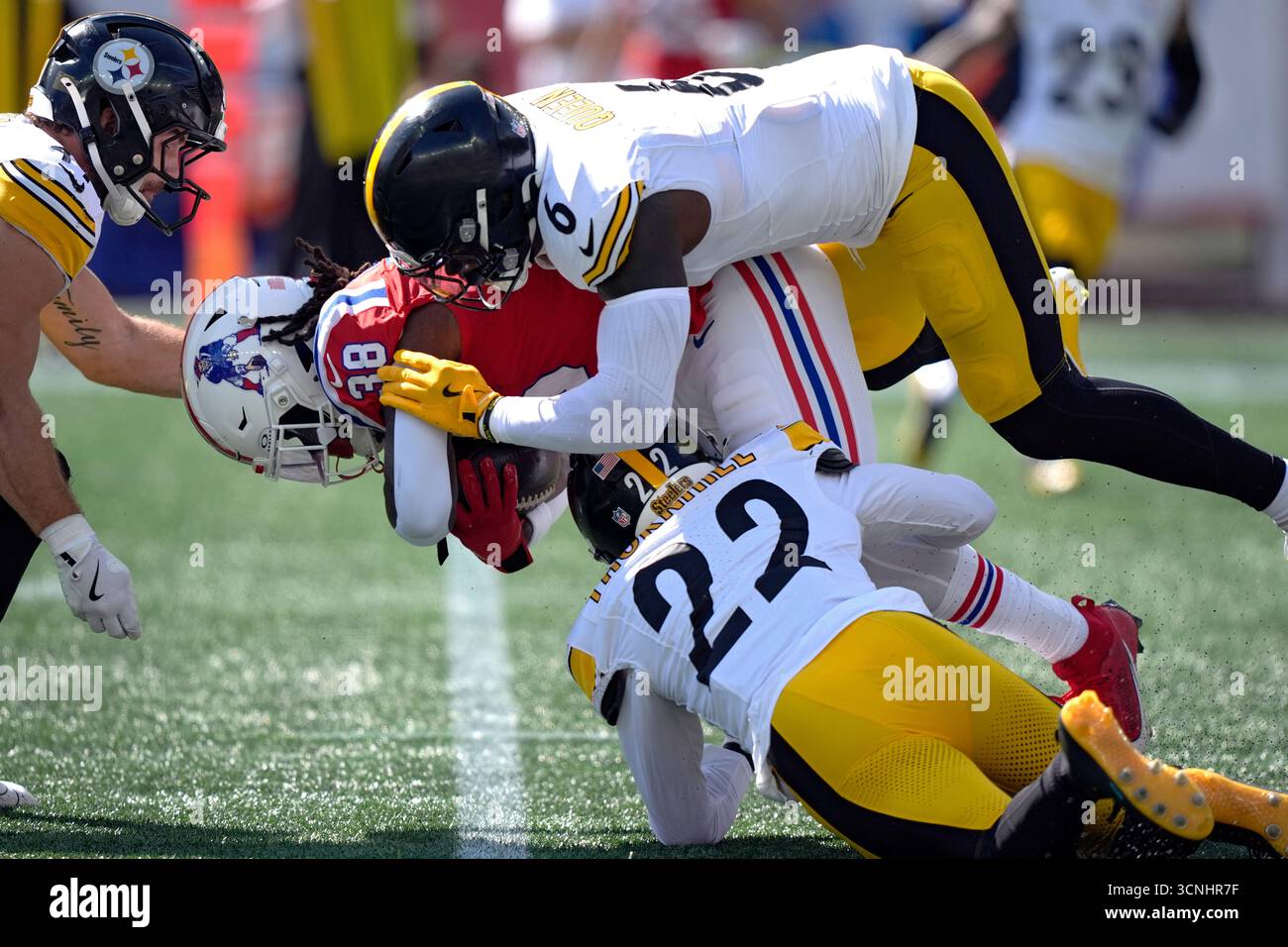 Pittsburgh Steelers linebacker Patrick Queen (6) and safety Juan Thornhill (22) tackle New ...