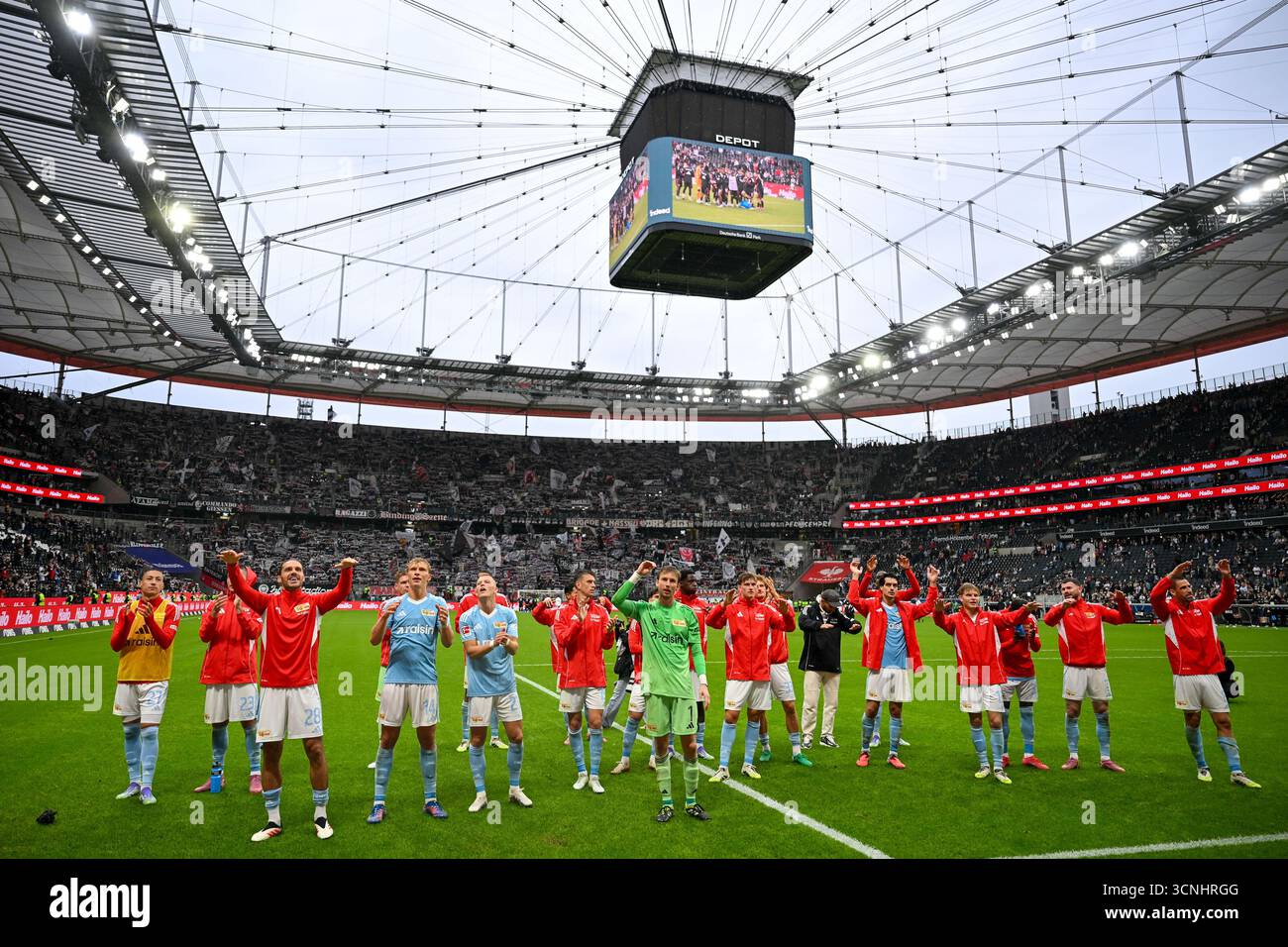 Die Spieler von Union Berlin um Oliver Burke (Union Berlin, #07) feiern ...