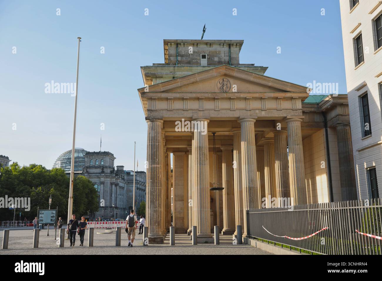 Das Brandenburger Tor in Berlin. Links im Hintergrund das ...