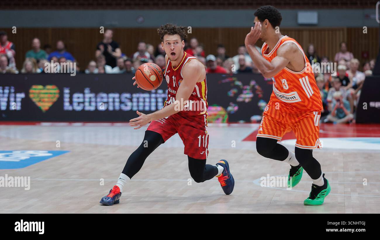 Im Bild: v.li. Brae Ivey (Wuerzburg Baskets, 11) gegen Mark Smith ...