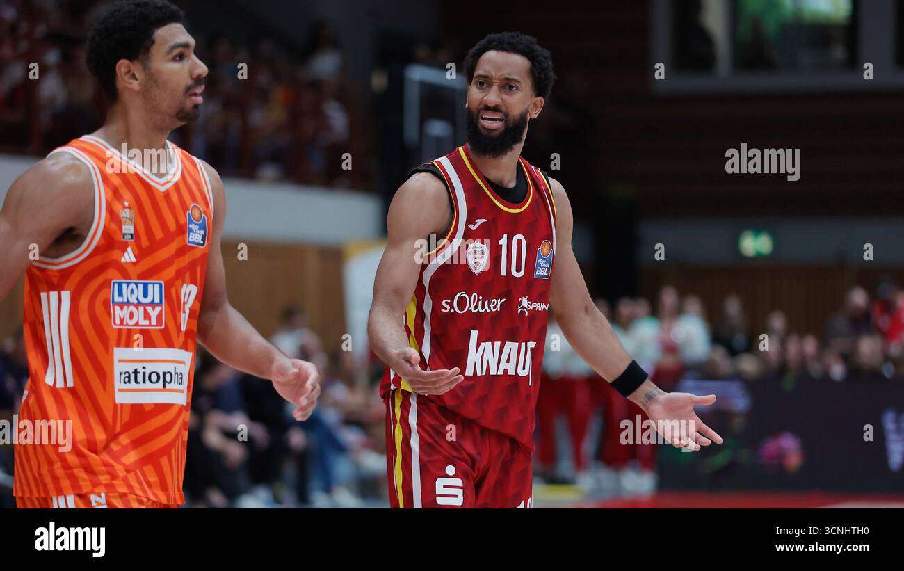 Im Bild: v.li. Mark Smith (ratiopharm Ulm, 13) und Verwunderung bei ...