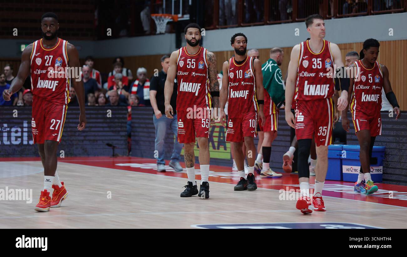 Im Bild: v.li. Eddy Edigin (Wuerzburg Baskets, 27), David Muenkat ...