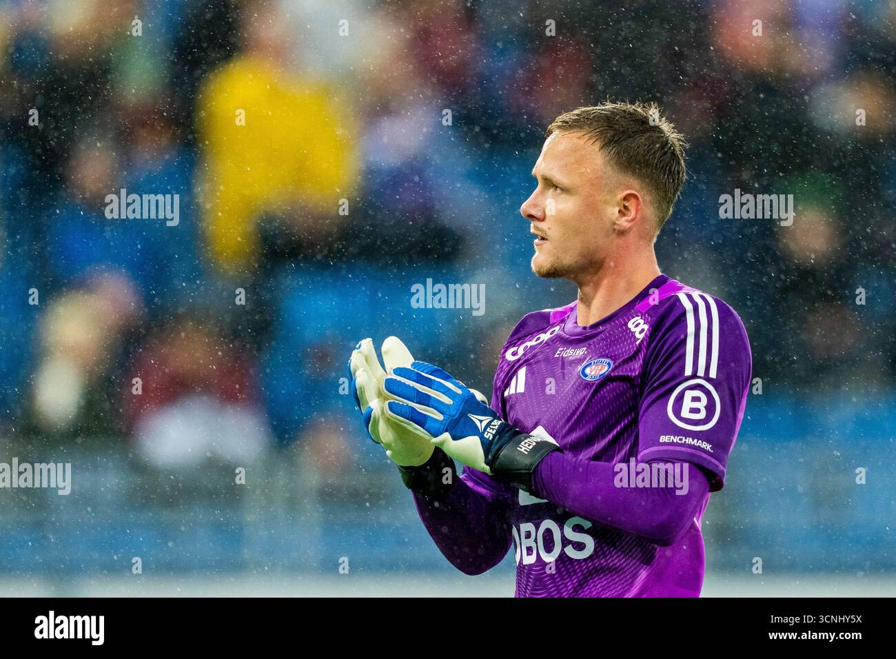 Oslo 20250920. Vålerenga's goalkeeper Oscar Hedvall during the elite football match between ...