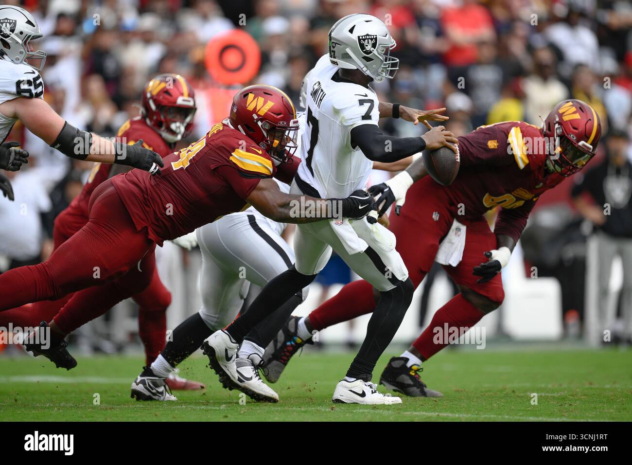 Washington Commanders defensive tackle Daron Payne (94) pressures Las ...