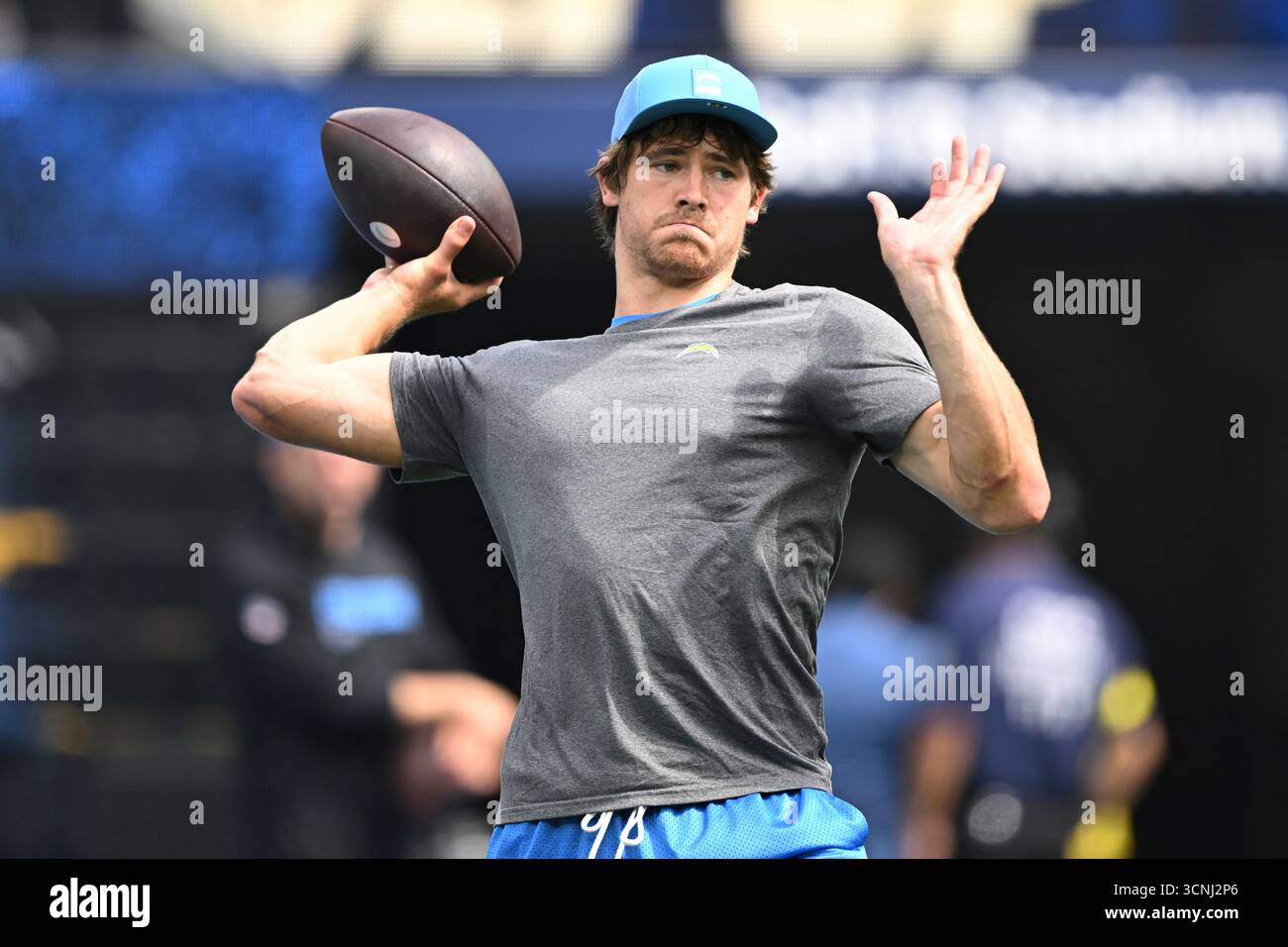 Los Angeles Chargers quarterback Justin Herbert (10) warms up before an ...
