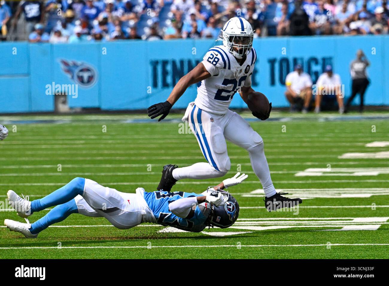 Indianapolis Colts running back Jonathan Taylor (28) breaks away from ...