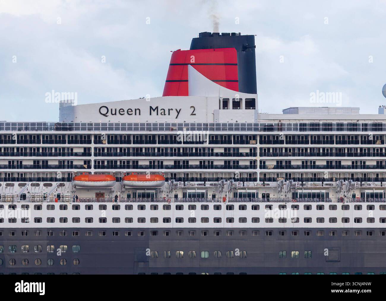 UK: Queen Mary 2, Oban, 21 September 2025 The Cunard liner Queen Mary 2 ...