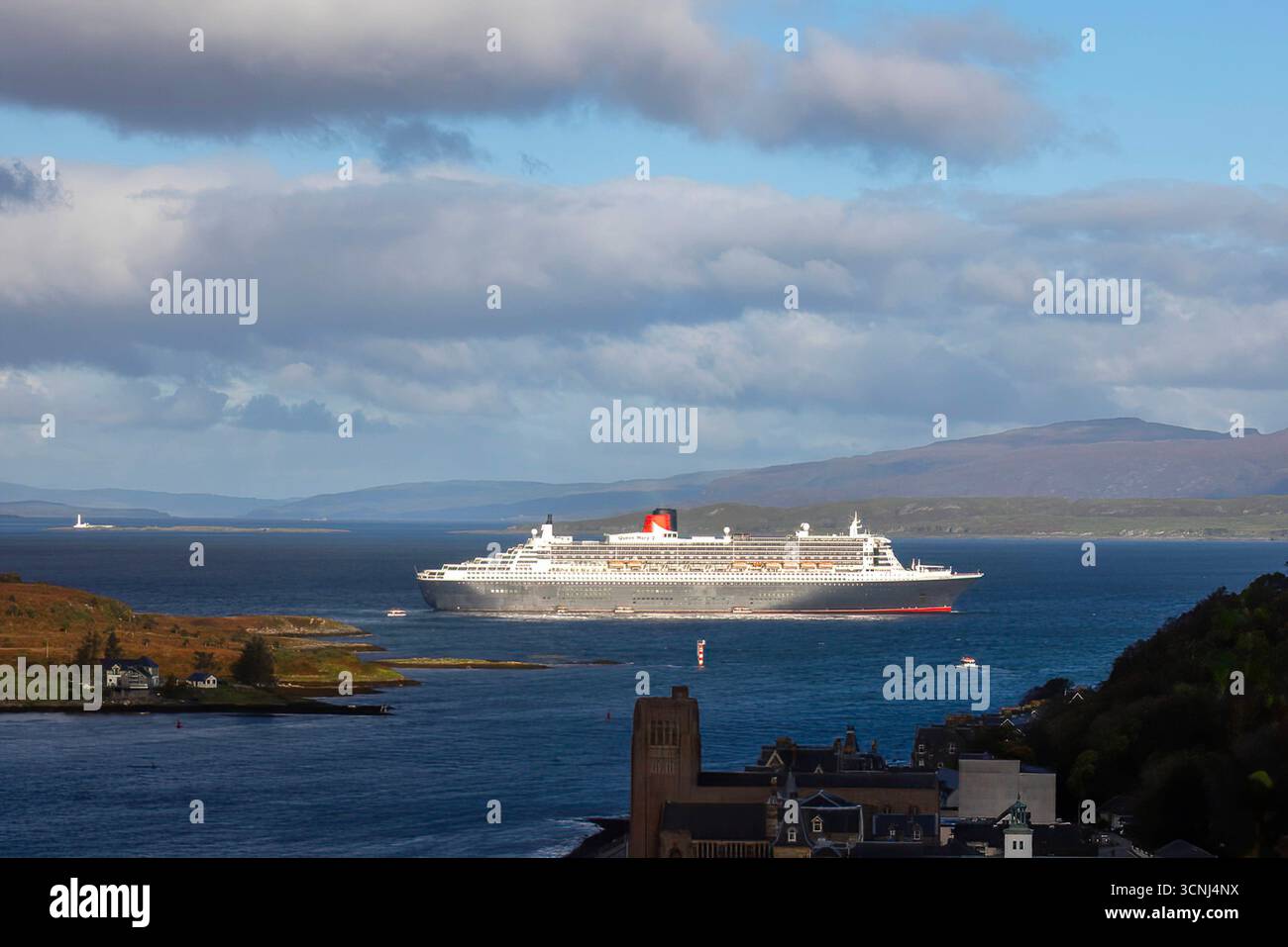 UK: Queen Mary 2, Oban, 21 September 2025 The Cunard liner Queen Mary 2 ...