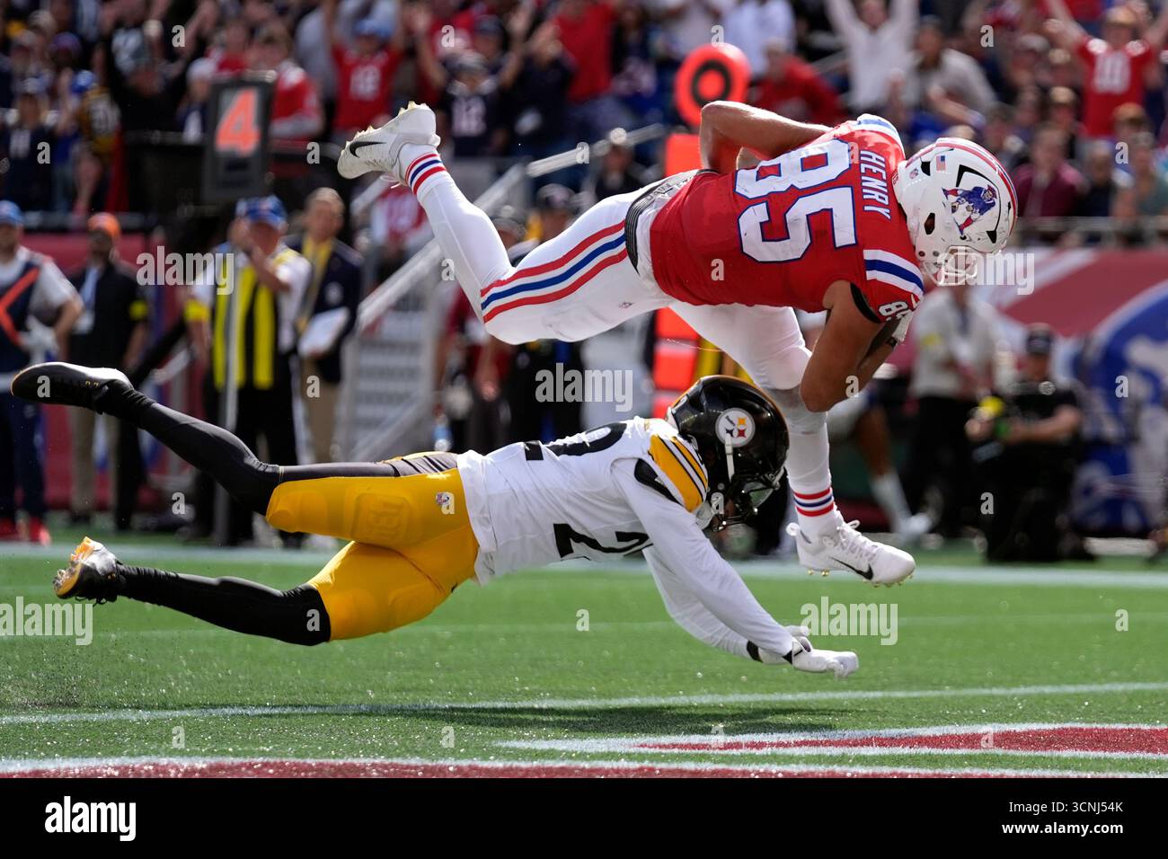 New England Patriots tight end Hunter Henry (85) scores a touchdown ...