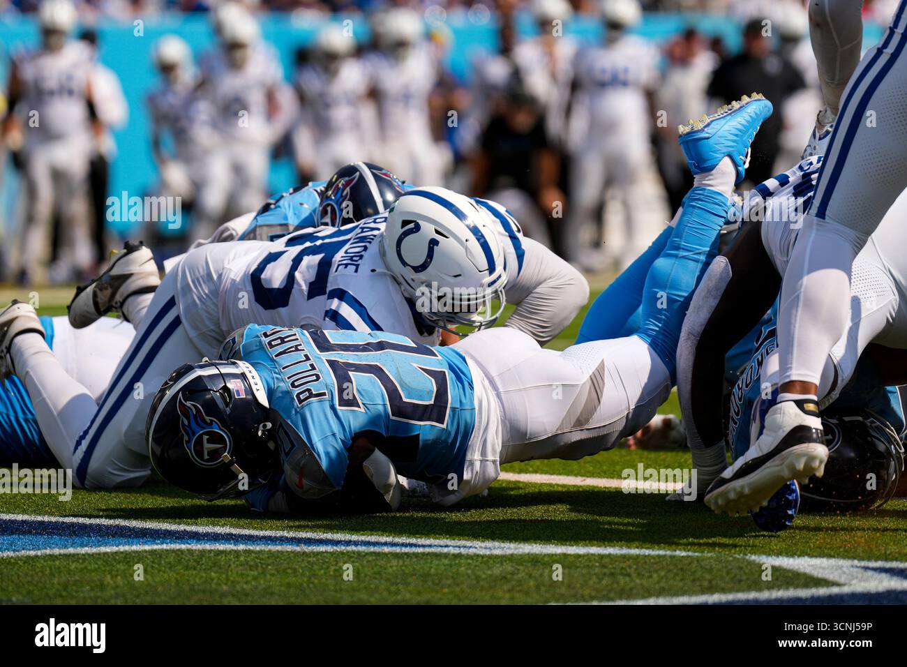 Tennessee Titans running back Tony Pollard (20) runs in for a touchdown ...