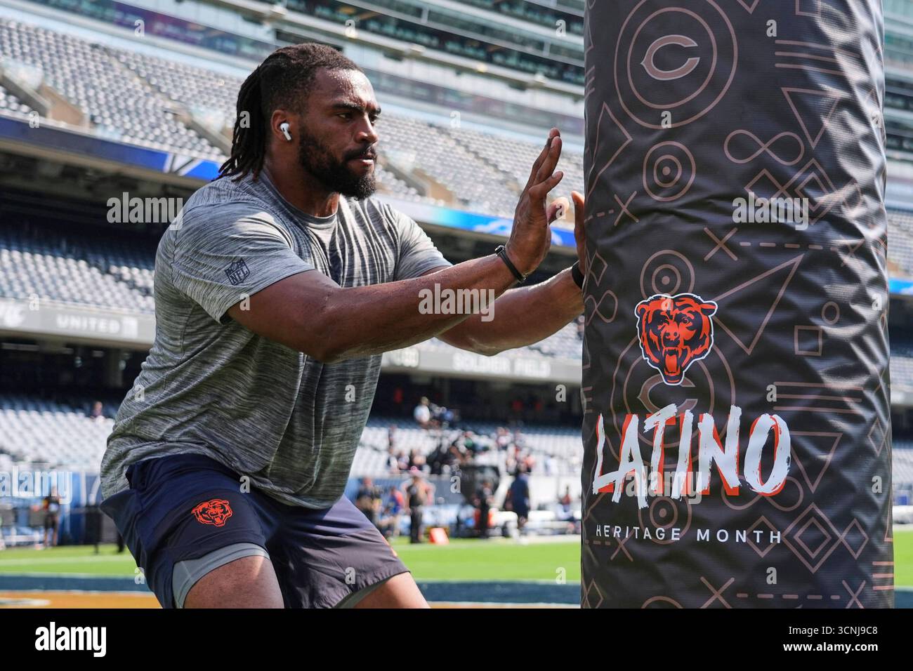 Chicago Bears offensive tackle Braxton Jones warms up before an NFL ...