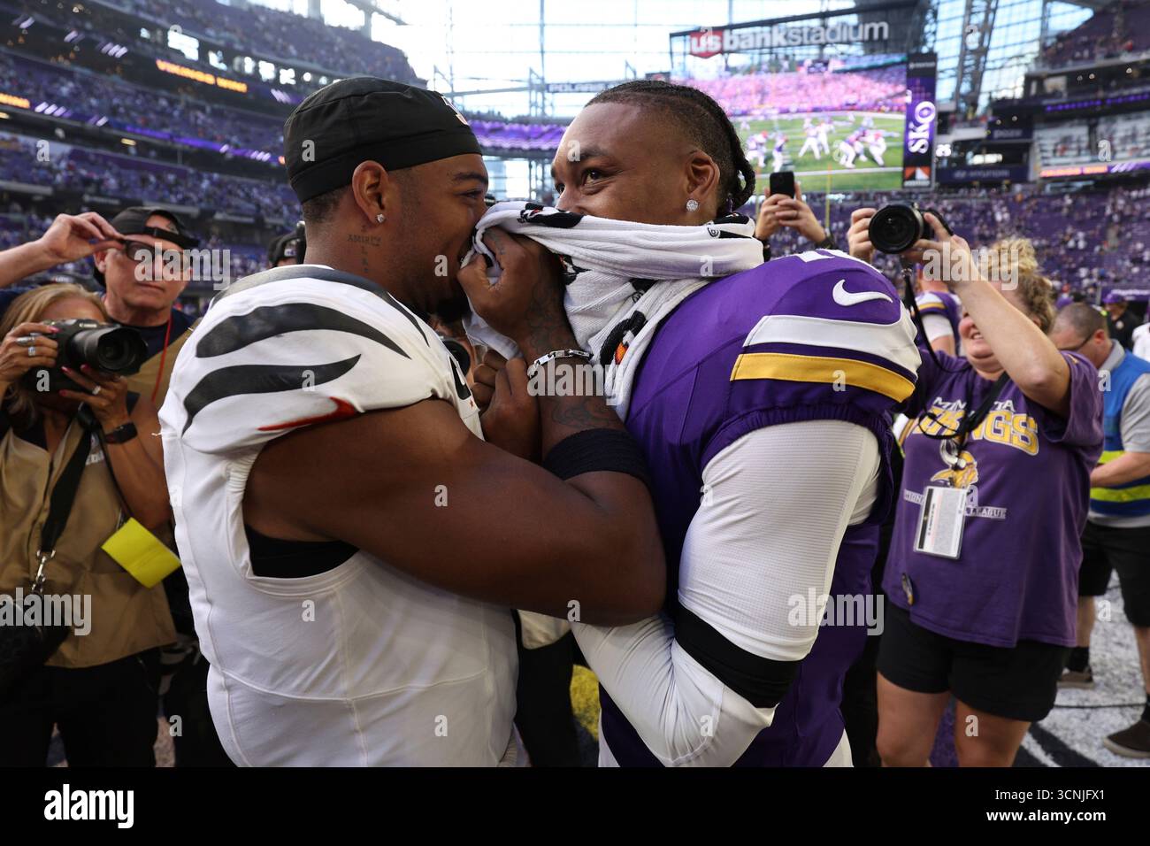 Cincinnati Bengals' Ja'Marr Chase, left, talks with Minnesota Vikings ...