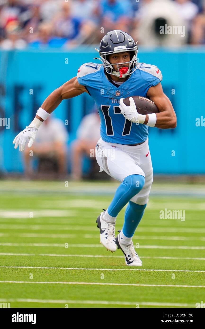 Tennessee Titans wide receiver Chimere Dike (17) runs against the ...