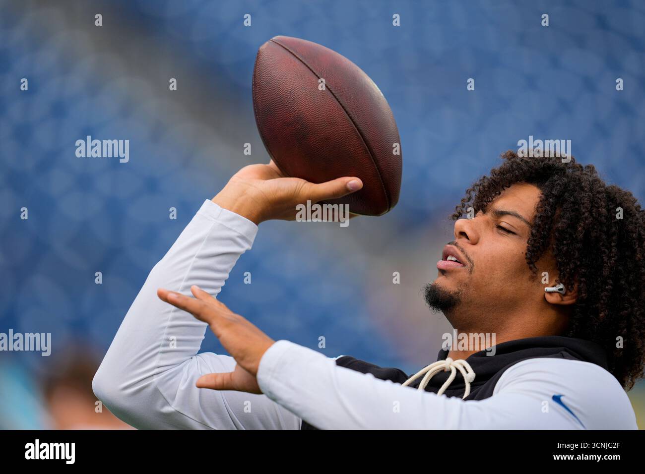 Indianapolis Colts tight end Drew Ogletree (85) warms up before the ...