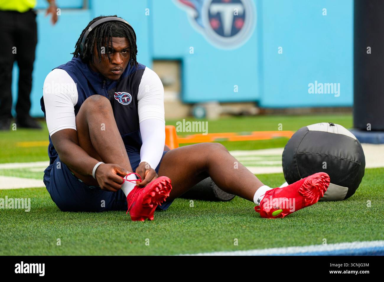 Tennessee Titans quarterback Cam Ward (1) warms up before the start of ...