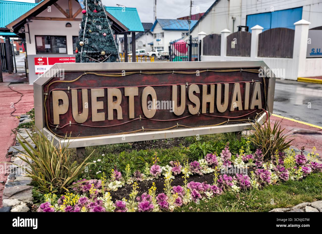 Ushuaia welcome monument hi-res stock photography and images - Alamy