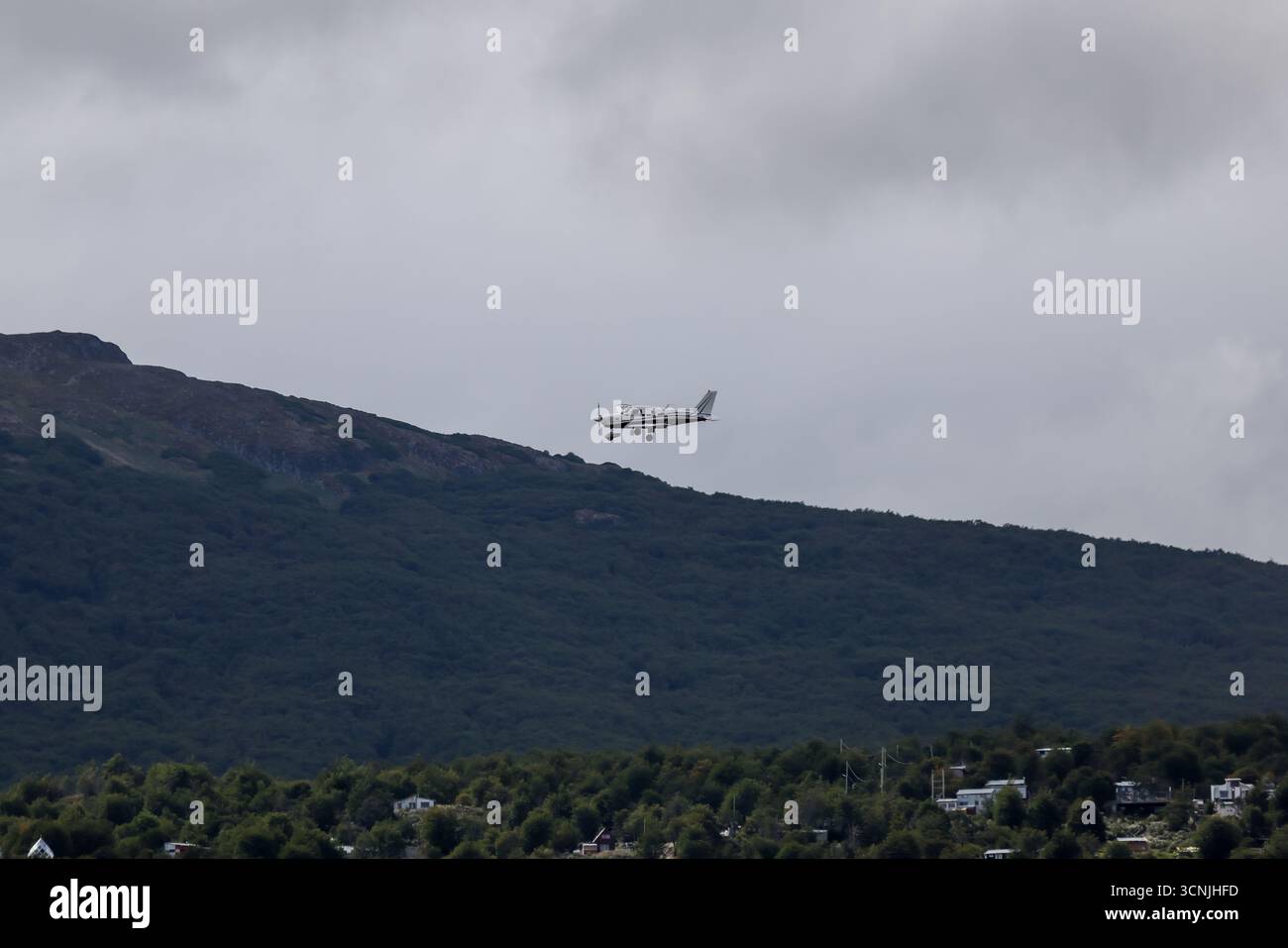 Small light aircraft flies low hi-res stock photography and images - Alamy