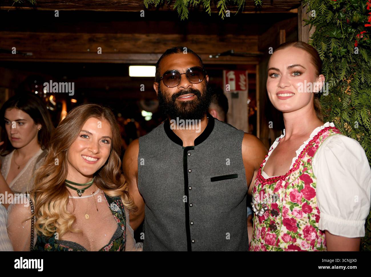 21 September 2025, Bavaria, Munich: Playmate Vanessa Teske (l-r), boxer ...