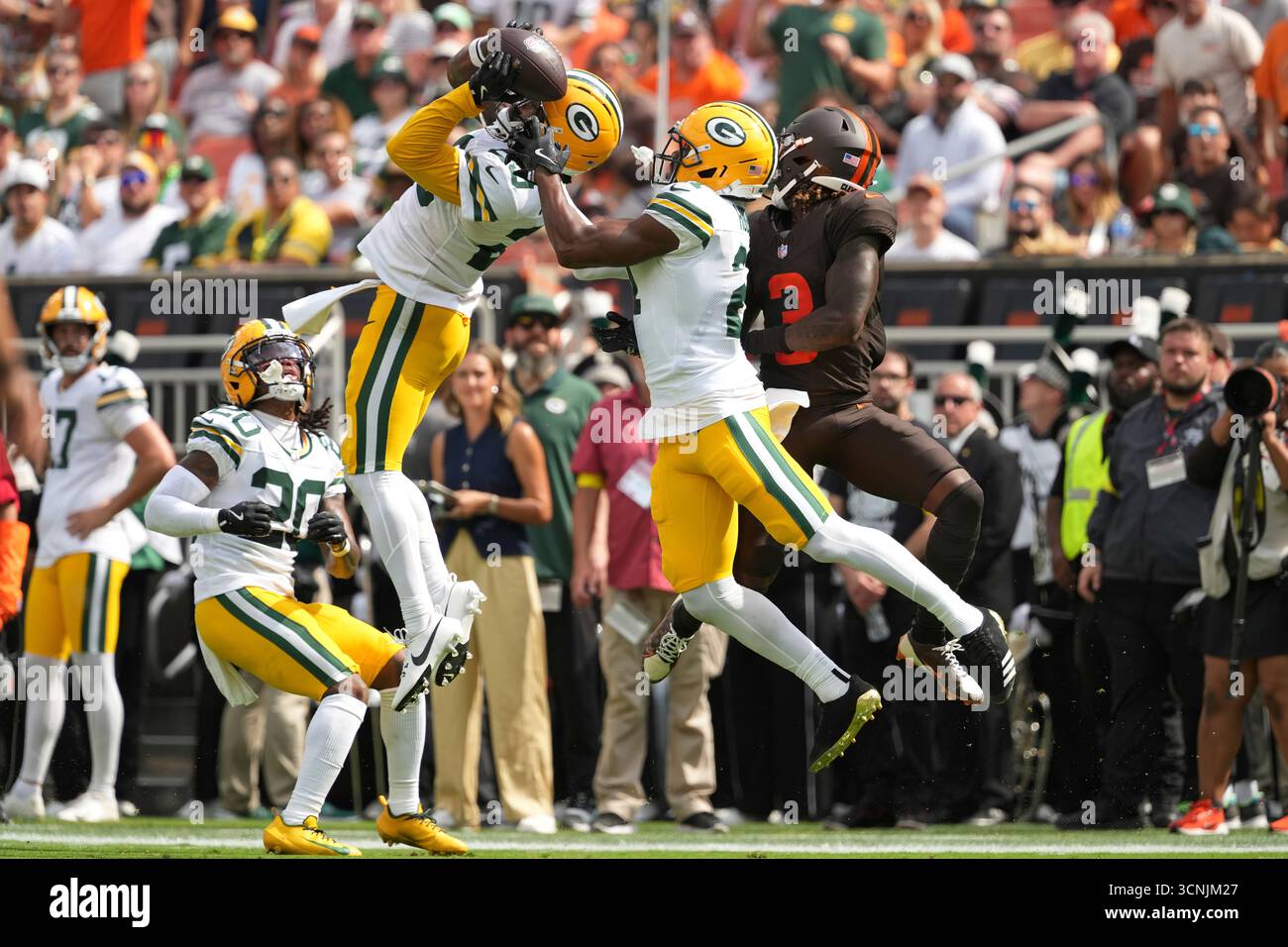 Green Bay Packers safety Xavier McKinney (29) intercepts a pass during ...