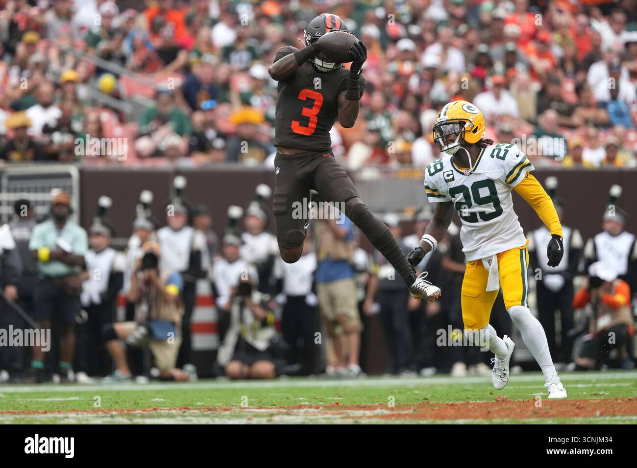 Cleveland Browns wide receiver Jerry Jeudy (3) catches a pass as Green ...