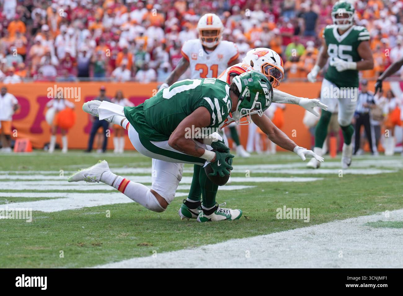 New York Jets wide receiver Allen Lazard (10) catches a controversial ...