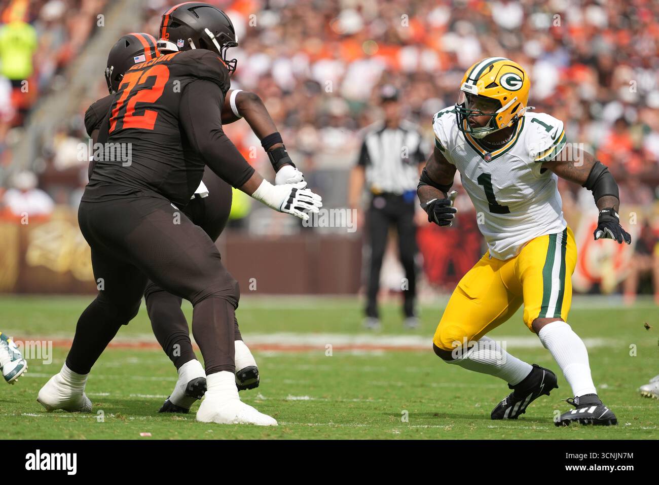 Green Bay Packers linebacker Micah Parsons (1) rushes the passer during ...